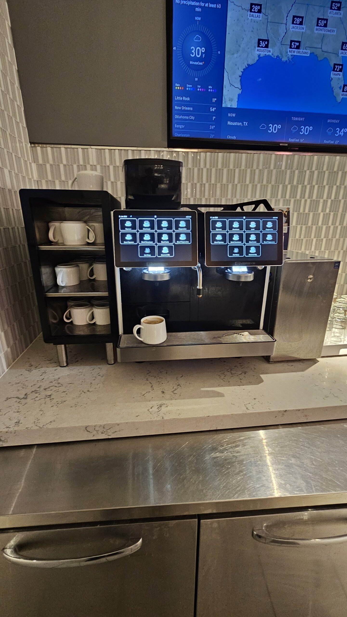 Review: The Club MSY Lounge- Louis Armstrong New Orleans International ...