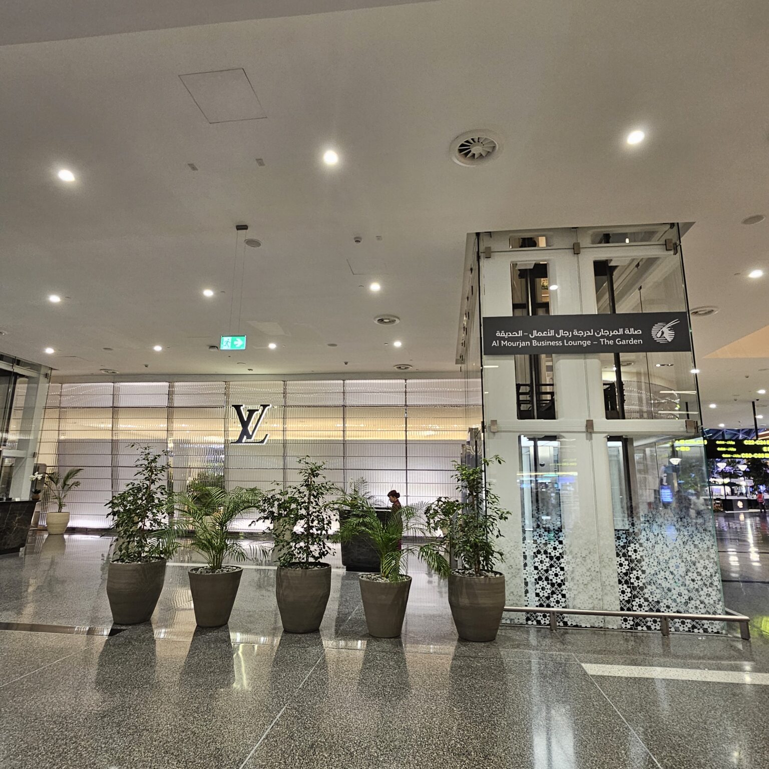 Review: Qatar Airways Al Mourjan - The Garden Business Lounge (DOH)
