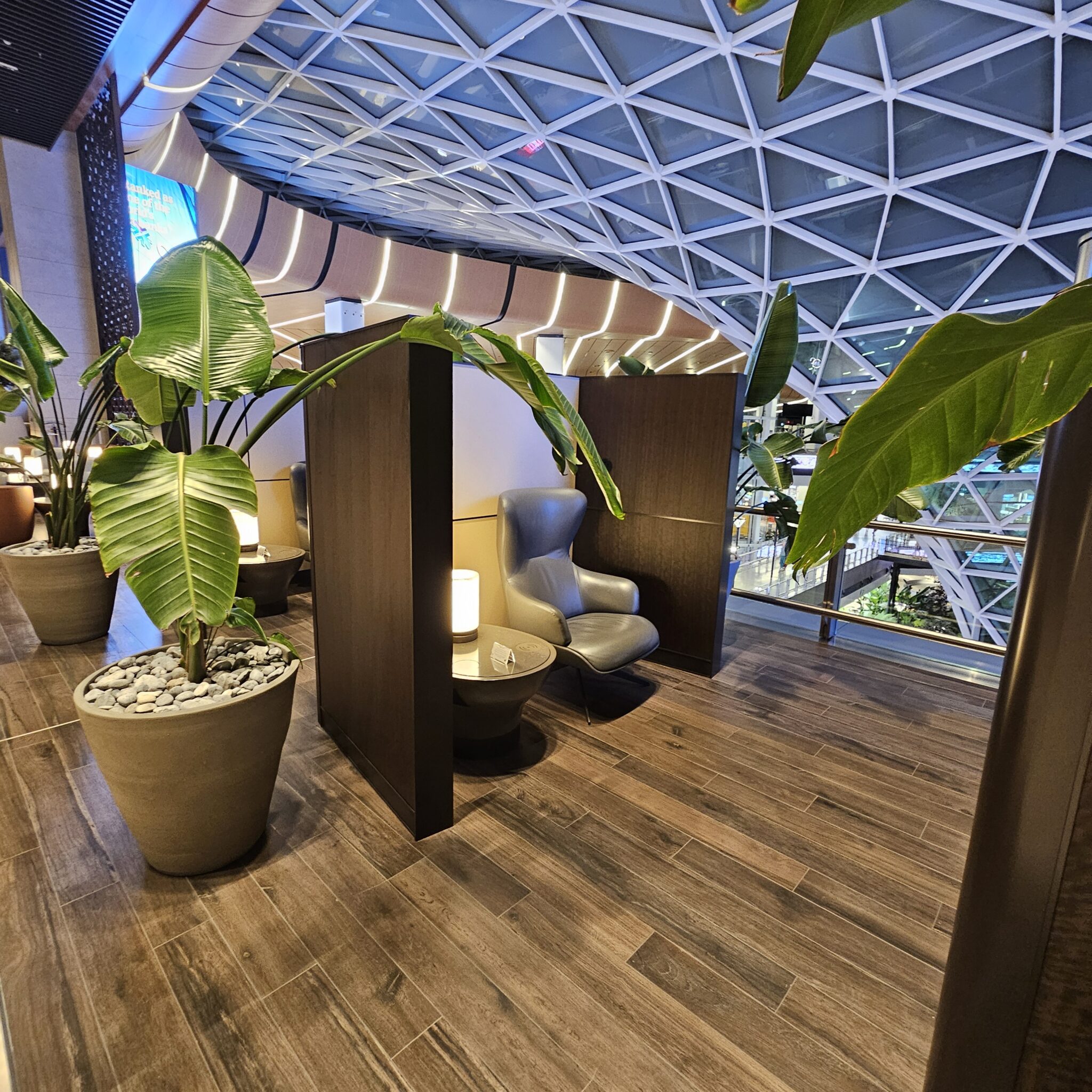 Review: Qatar Airways Al Mourjan - The Garden Business Lounge (DOH)